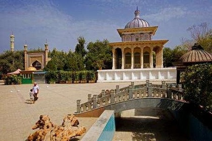 Southern Xinjiang Tour: Driving to Kashgar from Urumqi via Taklamakan ...